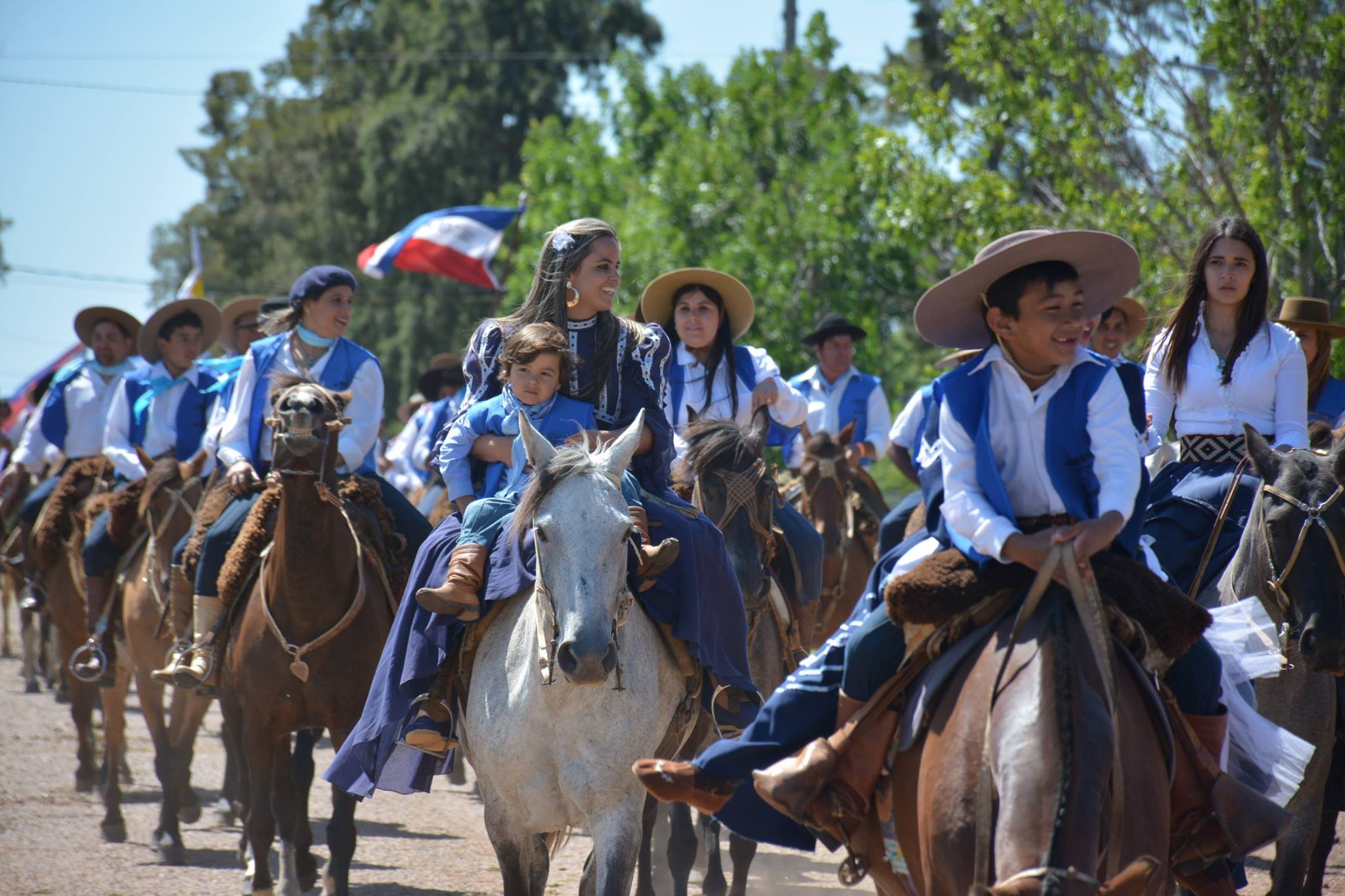 MILES DE PERSONAS PARTICIPARON DE LA 17MA FIESTA DE LA TRADICIÓN EN ...
